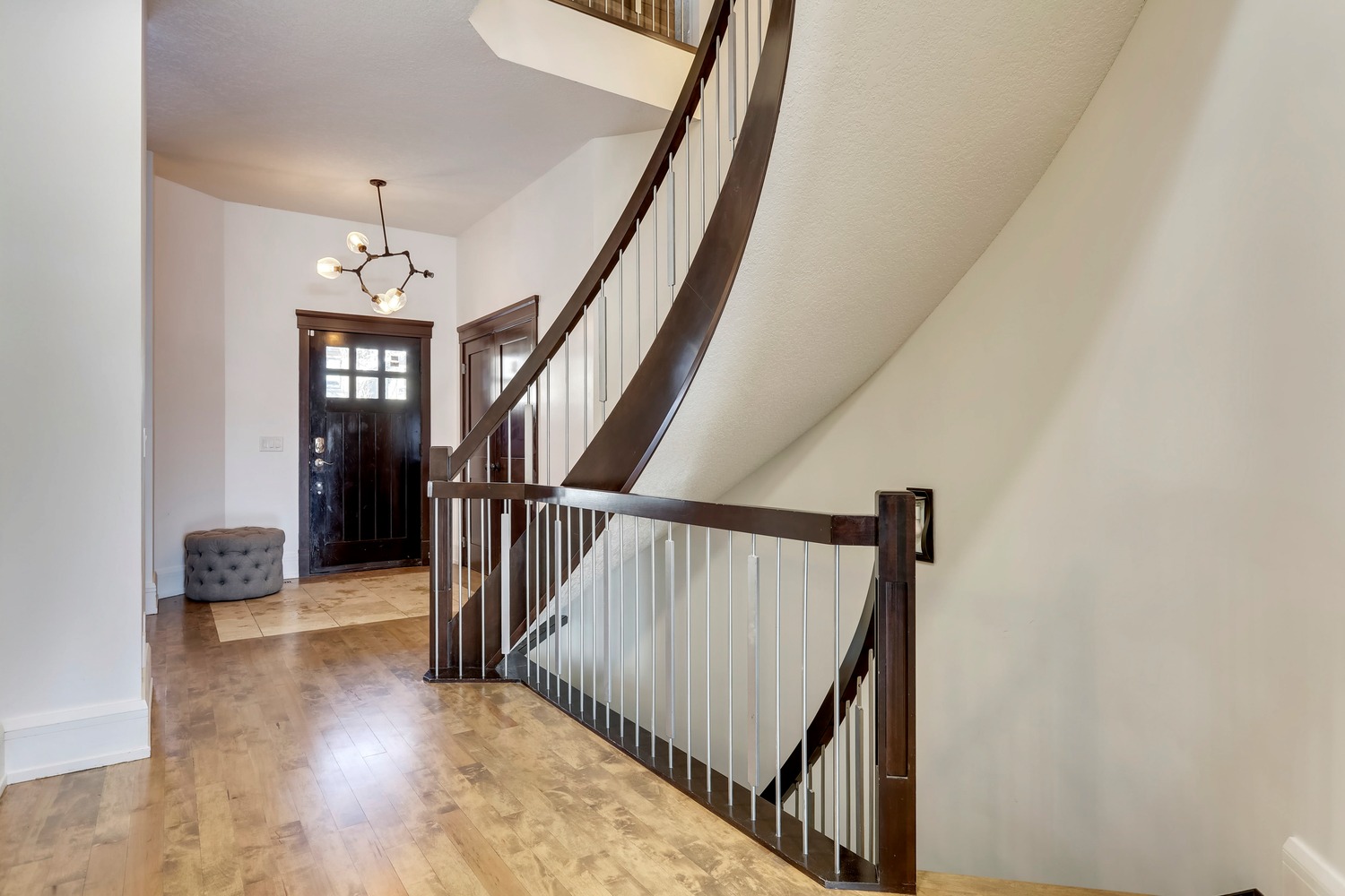 4224 16 St SW Feature Page